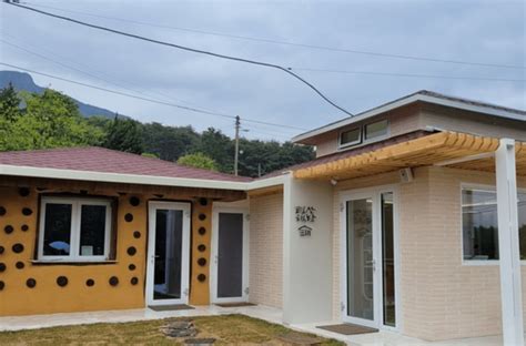 文在寅庆祝自家书店开业和村民开心喝米酒 自己捐了1000本书 平山村 好书 明显上涨