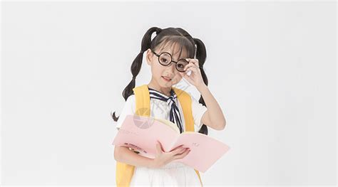 妈妈送孩子上学高清图片下载 正版图片500998259 摄图网