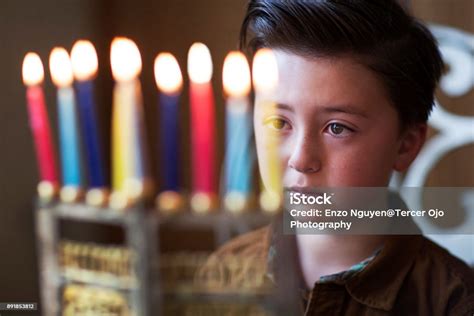 보고 하 고 Hanukkah 빛 축제 기간 동안 황금 메노라에 하누카 촛불 명상 갈색 스타일된 퐁파두르와 잘생긴 작은 유태인