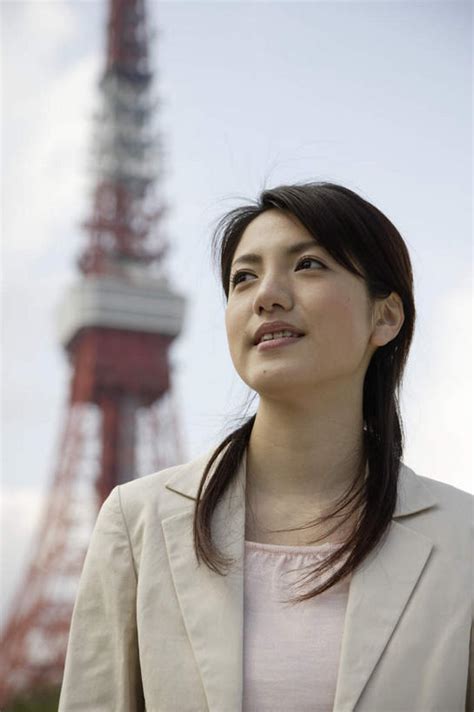 东方人脸头脸颊一个人站竖图室外特写白天正面东京日本亚洲仅一个年轻女性仅一个女性仅一个人阴影服装朦胧模糊