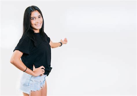 Chica Joven Feliz Dándole La Bienvenida Aislada Chica Latina Sonriente