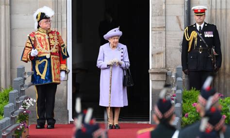 Rainha Elizabeth Ii Quebra Tradição E Receberá Novo Premiê Britânico Em