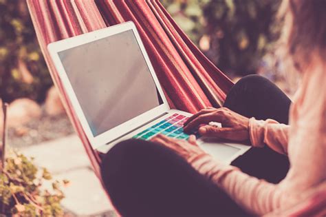 디지털 유목민과 인터넷 기술 및 랩톱 컴퓨터를 사용 하 여 모든 곳에서 작업성인 여자 손 컬러 빈티지 필터에서 Keayboard에 입력 노트북에 대한 스톡 사진 및 기타