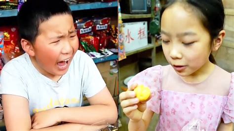 還記得童年小賣部嗎？ 妞妞剛撿到錢就被傻妞攔截走了，只好去找大聰明幫忙，大聰明直接請吃零食小賣舖童年回憶零食懷舊零食 Youtube