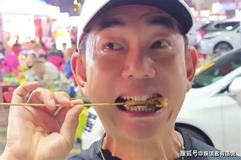 57岁任贤齐逛夜市！穿百元体恤超朴素，路边大口撸串无人识齐哥臭豆腐明星