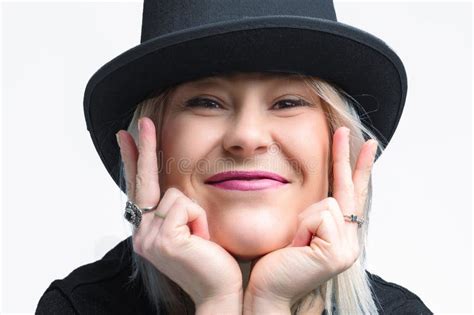 Mujer Rubia Sonriente Con Sombrero Negro Aislada De Fondo Blanco Joven