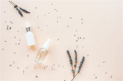 라벤더 천연 화장품 세럼과 에센셜 오일은 꽃이 있는 파스텔 오렌지 배경에 있습니다 아로마테라피 스킨케어 화장품 개념 평면도 평면도 복사 공간 0명에 대한 스톡 사진 및 기타