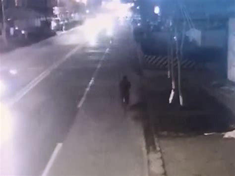 单车男被撞飞入桥底身亡 私家车司机落车不见人即离去 星岛日报