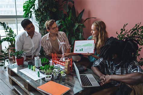 재생 가능한 녹색 에너지 원 대체 전기 폐기물 재활용을 통해 현대 도시 건축 프로젝트에 참여하는 국제 다양한 학생 그룹 브레인 스토밍 아이디어 사업 계획 20 24세에 대한