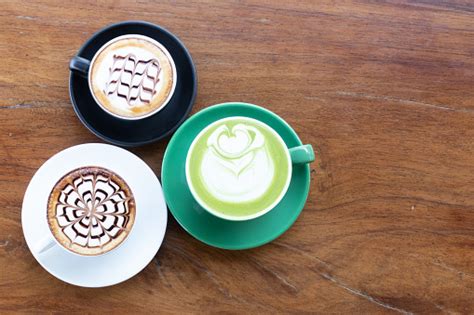 나무 테이블 복사 공간 커피숍에서 그린 Matcha 라 떼 아트 거품으로 커피 컵 커피는 가장 인기 있는 음료 중 하나입니다