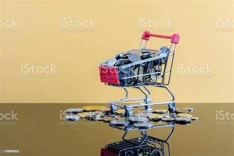 반사와 노란색 배경에 고립 된 트롤리와 동전 판매 및 쇼핑 컨셉 0명에 대한 스톡 사진 및 기타 이미지 0명 강철 개념