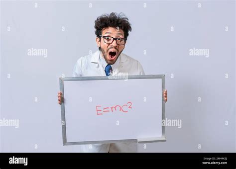 Un Scientifique Tient Et Pointe Vers Un Tableau Blanc Avec Une Formule