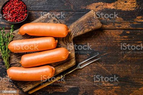 도마에 돼지 고기에서 원시 바베큐 소시지 Bratwurst 어두운 나무 배경 맨 위 보기입니다 복사 공간 건강한 식생활에 대한