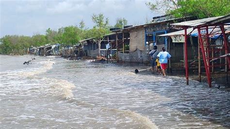 Wisata Pantai Karangsong Indramayu Porak Poranda Diterjang Banjir Rob
