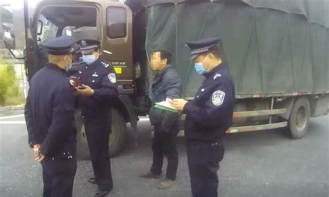 襄阳8000余件非法烟花爆竹集中收缴销毁