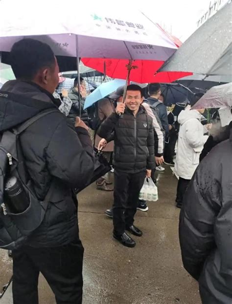 撑红伞露笑容参加宗庆后追悼会，宗馥莉疯狂追求者蹭热度 星岛环球网