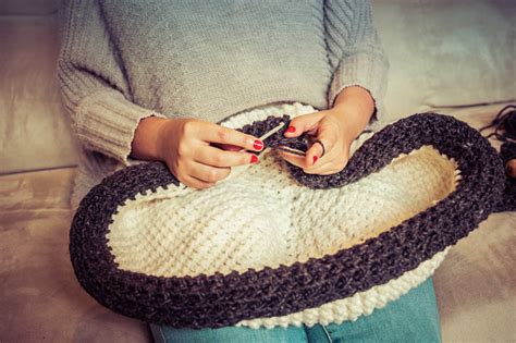 흰색 및 회색 양모와 손톱을 가진 크로 셰 뜨개질 퍼프를 만드는 소녀는 빨간색 클로즈업 사진 수공예품 걸이 장비에 대한 스톡 사진 및 기타 이미지 Istock