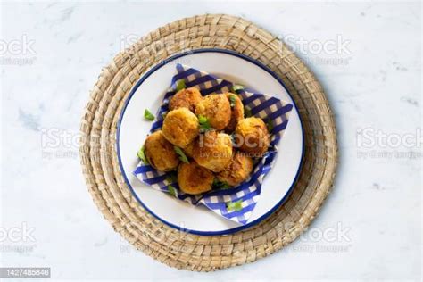 병아리콩과 밀가루로 만든 비건 미트볼 스페인 북부의 전통적인 채식주의 자 타파스 병아리 콩에 대한 스톡 사진 및 기타 이미지