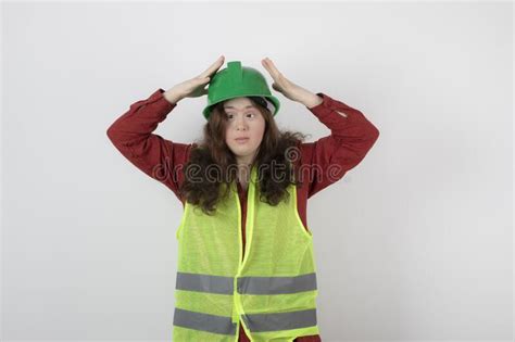 年轻的可爱的小女孩的身份和戴安全帽的图像在背心的 库存图片 图片 包括有 妇女 突出 女性 背心 212447403