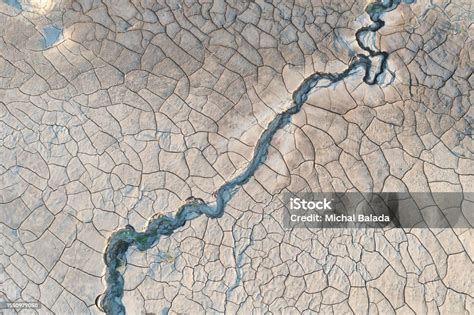 갈라진 토양과 구부러진 강을 수원으로 사용합니다 지구 온난화 개념 땅의 건조한 균열 심각한 물 부족 가뭄 개념입니다 강에 대한 스톡 사진 및 기타 이미지 Istock