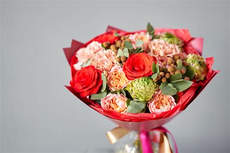 유럽 꽃 가게 글래스 꽃병에 혼합 된 꽃의 아름다운 꽃다발 꽃 가게에서 꽃집의 작품 배달 신선한 컷 꽃 계절에 대한 스톡 사진