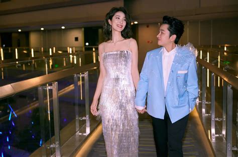 王祖蓝李亚男元宵写真释出 十指相扣画面幸福温馨