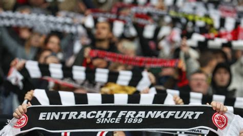 Wie Eintracht Frankfurt Von Krawallmachern Vor Gro E Probleme Gestellt Wird