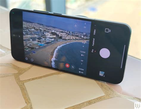 Xiaomi показала концепт смартфона к которому можно подключить объектив