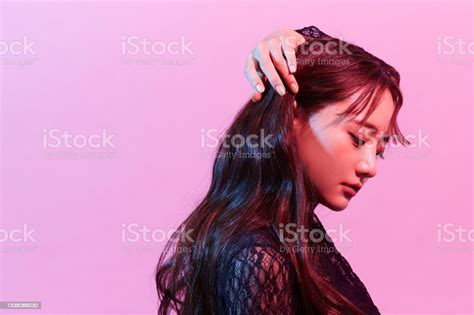 드레스를 입은 젊은 여성의 다채로운 조명 초상화 몸 가꾸기와 미용에 대한 스톡 사진 및 기타 이미지 몸 가꾸기와 미용 여자