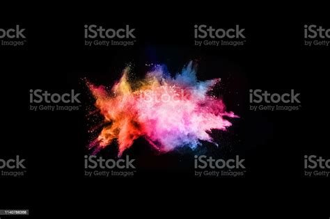 검은 배경에 추상 컬러 먼지 폭발 추상 분말의 배경 색상 분말을 폭발 던지는 색상 분말 여러 가지 빛깔의 반짝이 텍스처의 동결 운동 0명에 대한 스톡 사진 및 기타 이미지