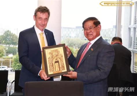 苏庆率团访德，十余人示威抗议！ Tnaot