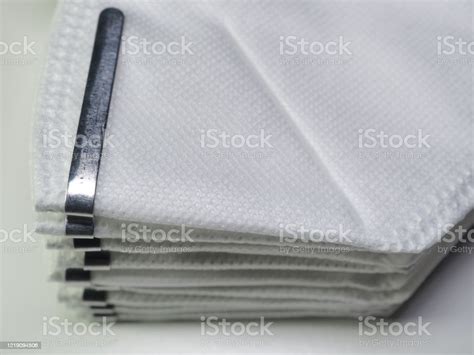 Ffp2 의료 용 마스크 세트 오염 바이러스 독감 및 코로나 바이러스에 대한 얼굴 마스크 보호 건강 관리 및 외과 개념 0명에 대한 스톡 사진 및 기타 이미지 Istock