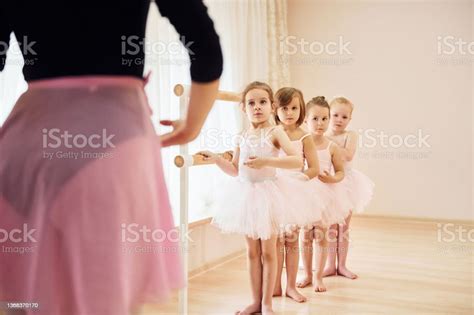 코치는 아이들을 가르칩니다 댄스 동작을 연습하여 공연을 준비하는 작은 발레리나 2 3 살에 대한 스톡 사진 및 기타 이미지