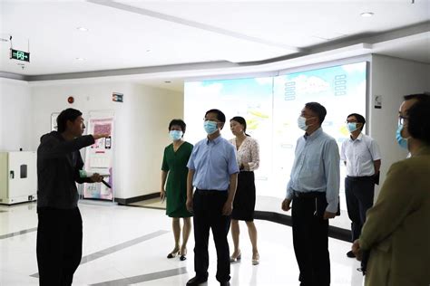 民盟中央副主席、自然资源部原副部长、南京农业大学智慧农业研究院院长曹卫星教授一行来院调研综合信息新闻中心上海市农业科学院