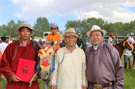 Аймгийн баяр наадмын Азарганы уралдаанд Зэрэг сумын уяач Д Зулбадрахын “Бадамлах хонгор халзан