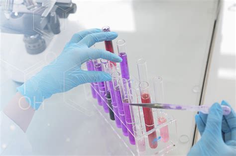 임상 실험실에서 시험관 및 현미경 테스트 또는 연구와 실험실에서 일하는 젊은 여성 실험실 과학자 과학 화학 생물학 의학 및 사람