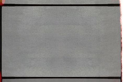 검은색 테두리와 빨간색과 흰색 빛이 새는 비어 있거나 비어 있는 16mm 필름 프레임을 스캔합니다 필름 프레임에 대한 스톡 사진