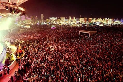 عمرو دياب يحيي حفلا جماهيريا كبيرا في القرية العالمية بدبي صور الأسبوع