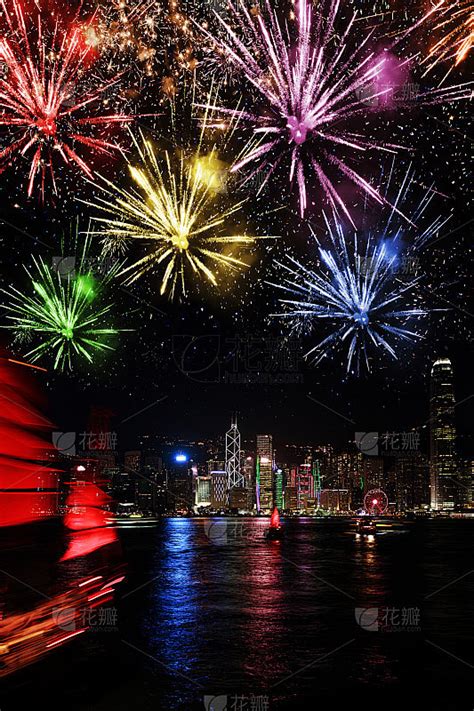 香港之夜，从维多利亚港观赏绚丽的烟花