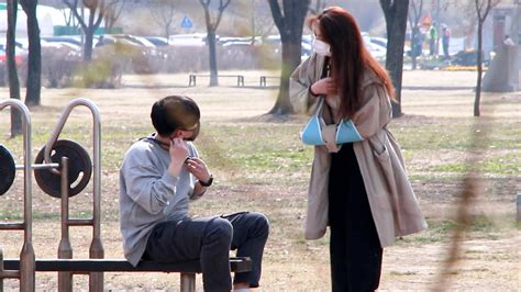 팔을 다친 여자가 머리를 묶어달라고 한다면 Youtube