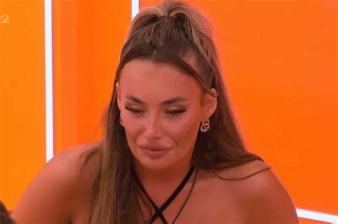Love Islands Nicole Sparks Concern As Worried Fans Beg For Producers
