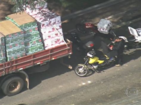 G1 Caminhão Derruba Cerveja E Carga é Saqueada Na Marginal Pinheiros