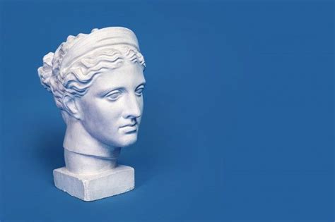 若い女性の大理石の頭、青い背景に分離された古代ギリシャの女神バスト。ダイアナ像の石膏コピー プレミアム写真 古代ギリシャ 古代 像