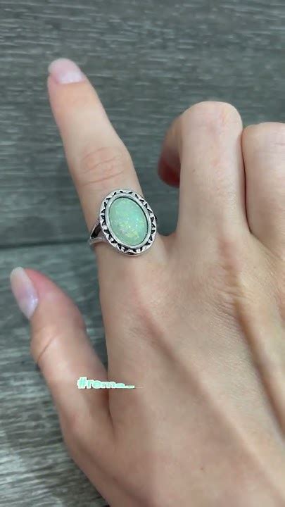 Оригінальний подарунок дівчині каблучка Зелений перламутр у формі овалу в сріблястій оправі