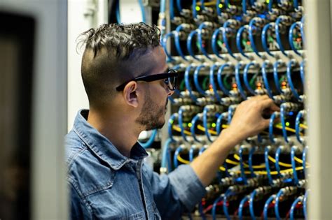 Premium Photo Mainframe Engineer Analyzing System Of Database Storage