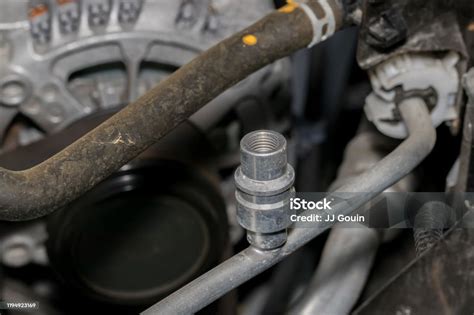 자동차의 후드 아래 프레온 냉매 자동차 에어컨 고압 측면 서비스 포트의 클로즈업 차량 정비 및 수리 개념 에어컨에 대한 스톡 사진 및 기타 이미지 Istock