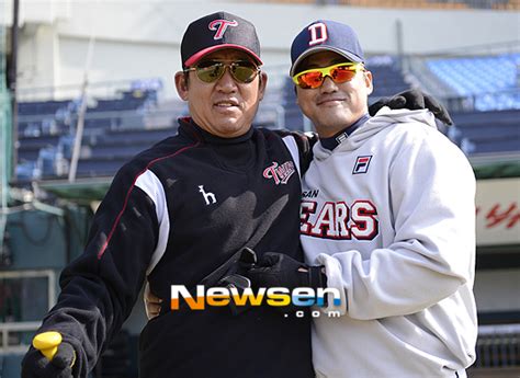 포토엔 조계현홍성흔‘2001년 두산시절 배터리 만나서 반가워요 손에 잡히는 뉴스 눈에 보이는 뉴스 뉴스엔