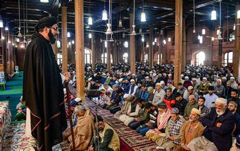 Eid Ul Fitr 2023 Eid 2023 Pics दुआ में उठे हाथ और लग गए गले