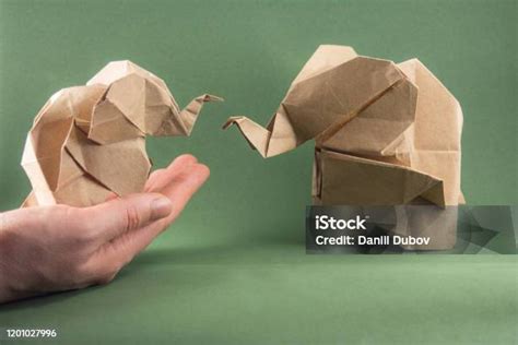 녹색 배경 종이 및 숲 보존 개념에 공예 종이로 만든 종이 접기 아기 코끼리 저장 종이 숲 Mockup 개념에 대한 스톡 사진