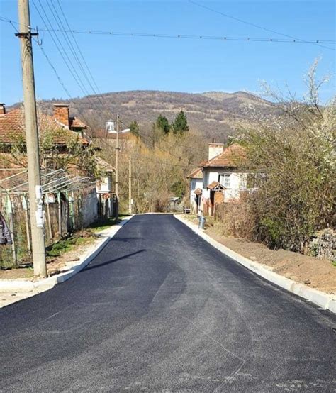 Строител Криводол ремонтира пътища в община Георги Дамяново за близо 2 милиона лева снимки